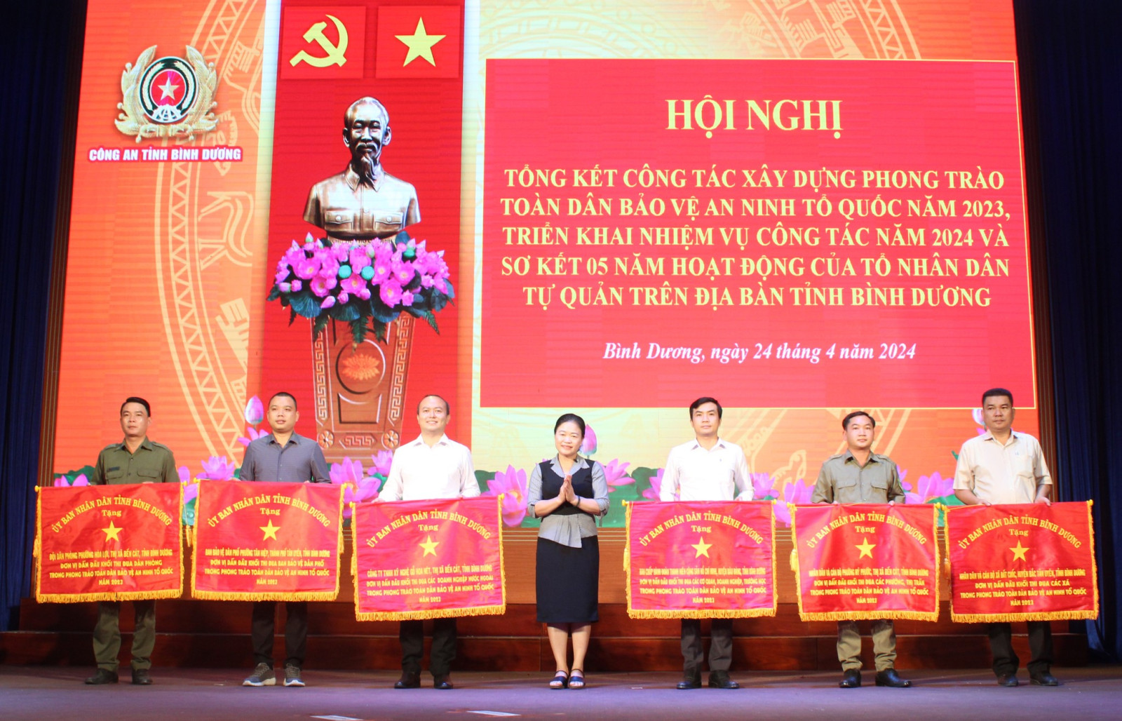 Khen thưởng nhiều tập thể, cá nhân có thành tích xuất sắc trong phong trào Toàn dân bảo vệ an ...